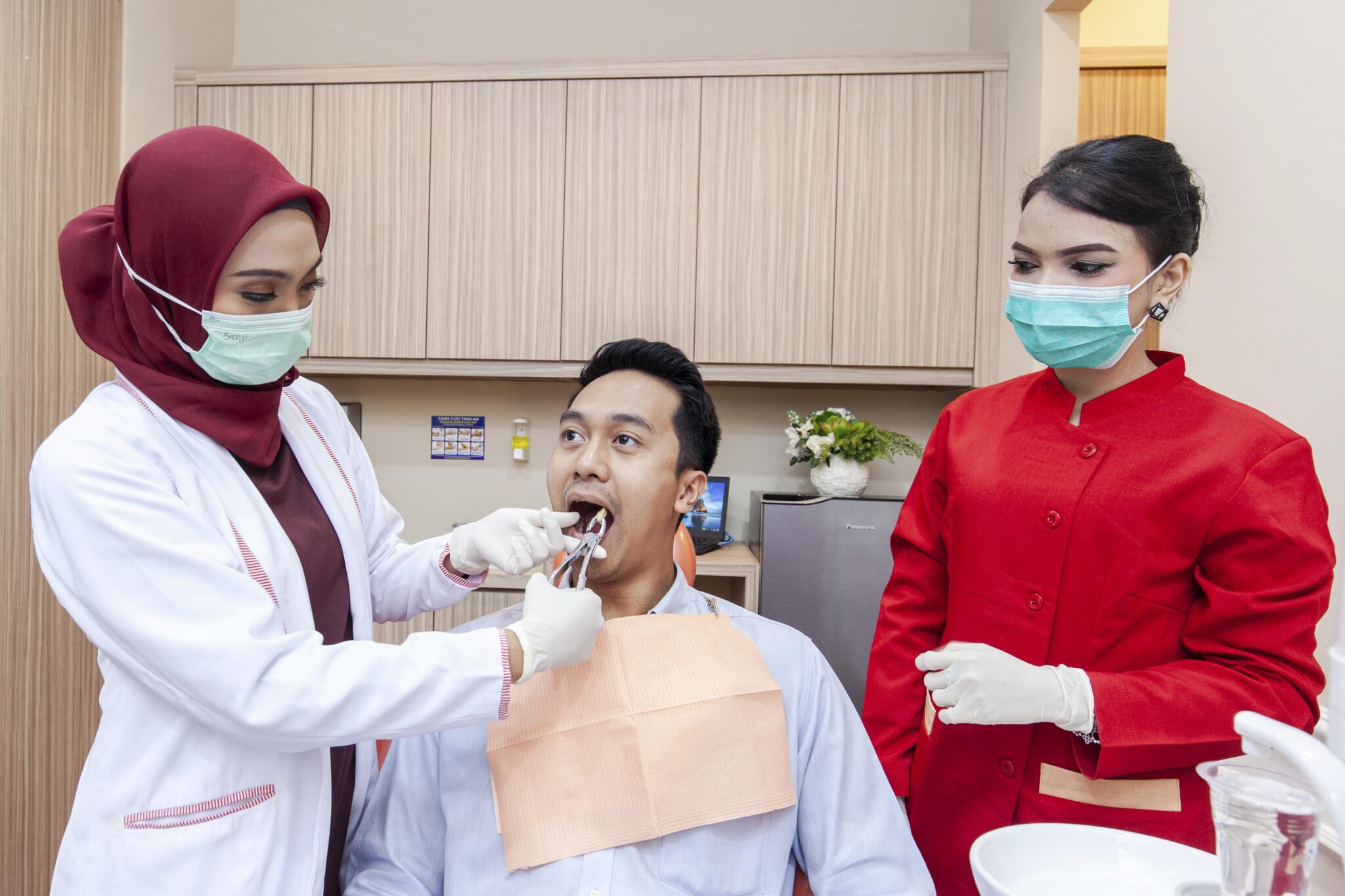 Gigi Bungsu Tumbuh: Haruskah Dioperasi atau Biarkan Saja?