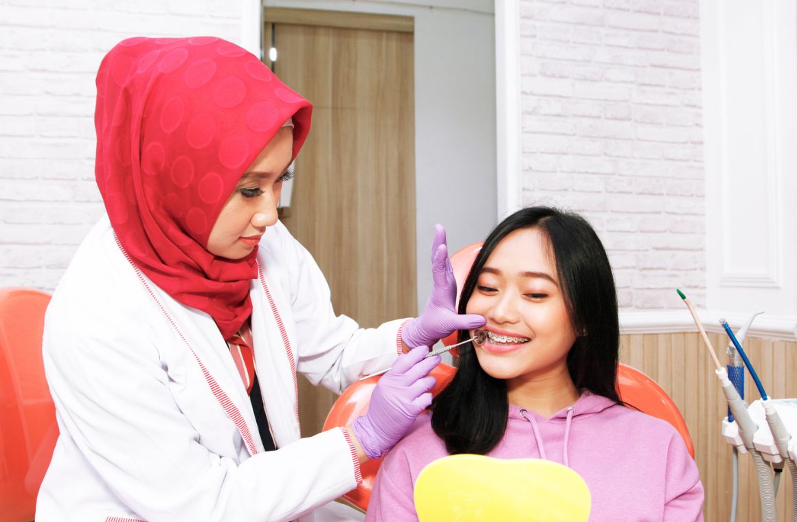 Behel Gigi Adalah: Manfaat, Jenis, dan Proses Pemasangannya